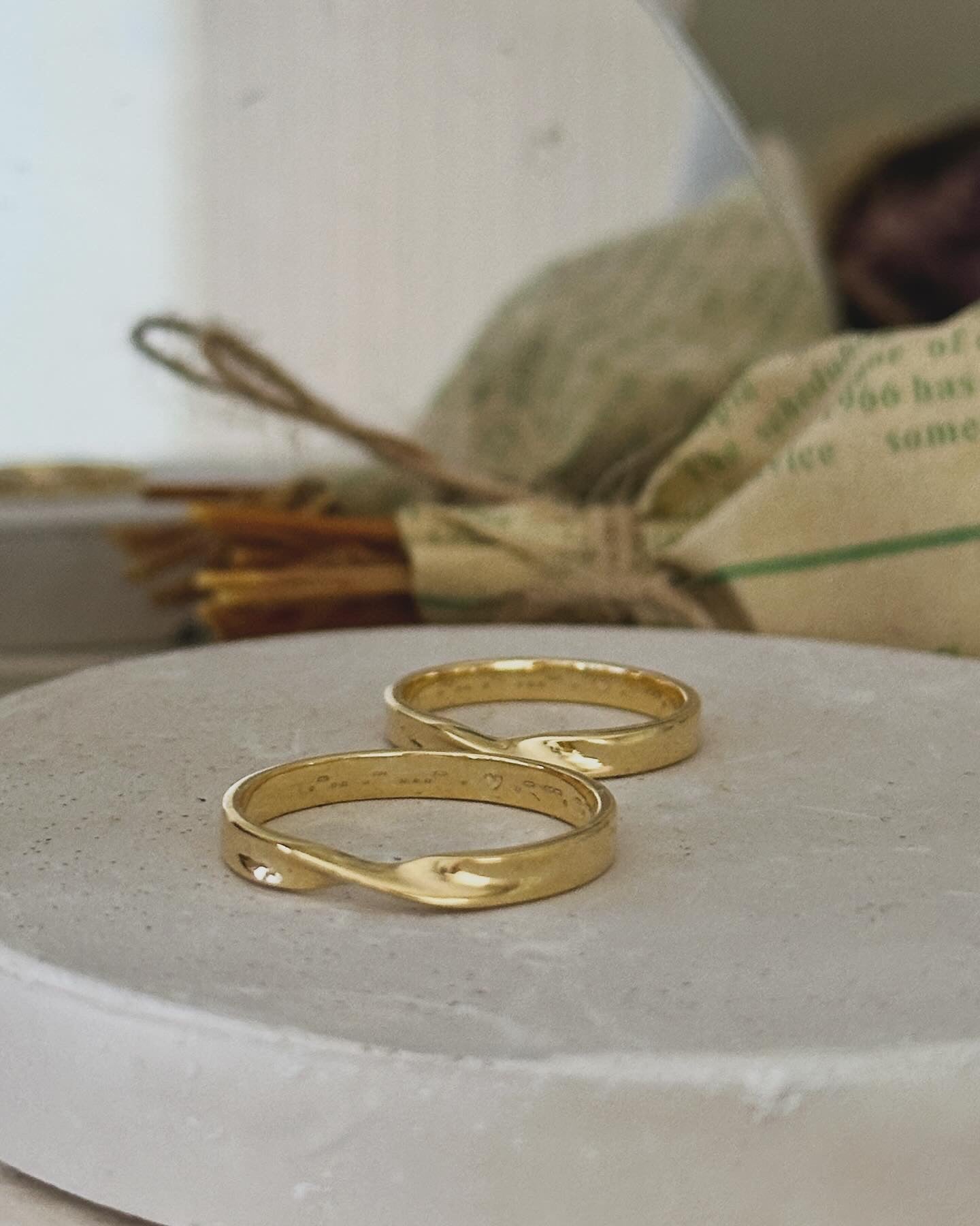 The Knot Stacker Band in Solid Gold – Flecked with Gold