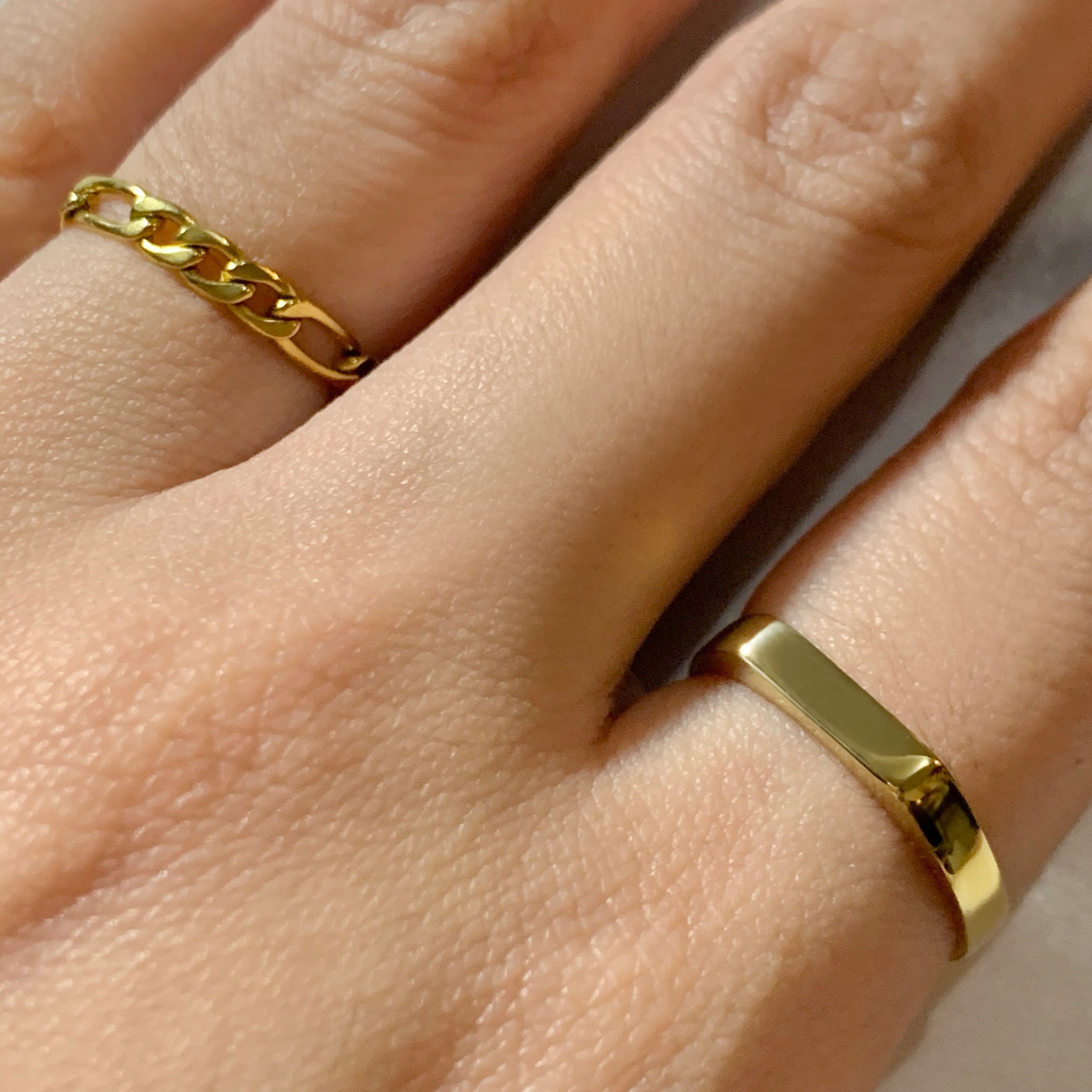 The Minimal Flat Signet Ring – Flecked with Gold